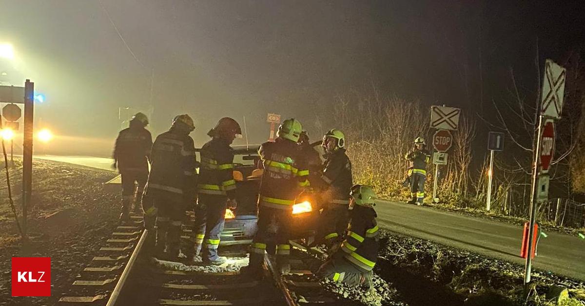 Autofahrer hatte Riesenglück: Pkw blieb auf Bahngleis hängen, Zug konnte gerade noch anhalten
